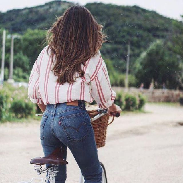 La camisa blanca a rayas rojas de una modelo en Pinterest | Spotern