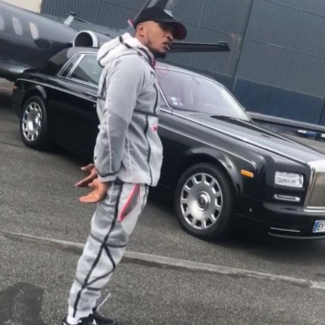 El conjunto de chaqueta gris + pantalones usado por Niska en su cuenta ...