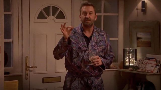 Dressing gown worn by Lee (Lee Mack) as seen in Not Going Out S10E06 ...