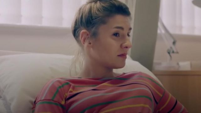 La camiseta rosa de manga larga con rayas de colores usada por Rosie ...