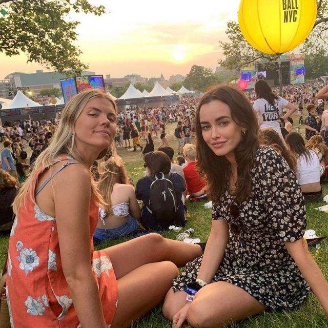 Floral Midi Robe portée par Sarah Stephens sur son Instagram account ...