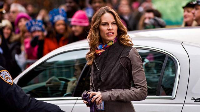 El abrigo de Claire Morgan (Hilary Swank) en Feliz Año Nuevo | Spotern