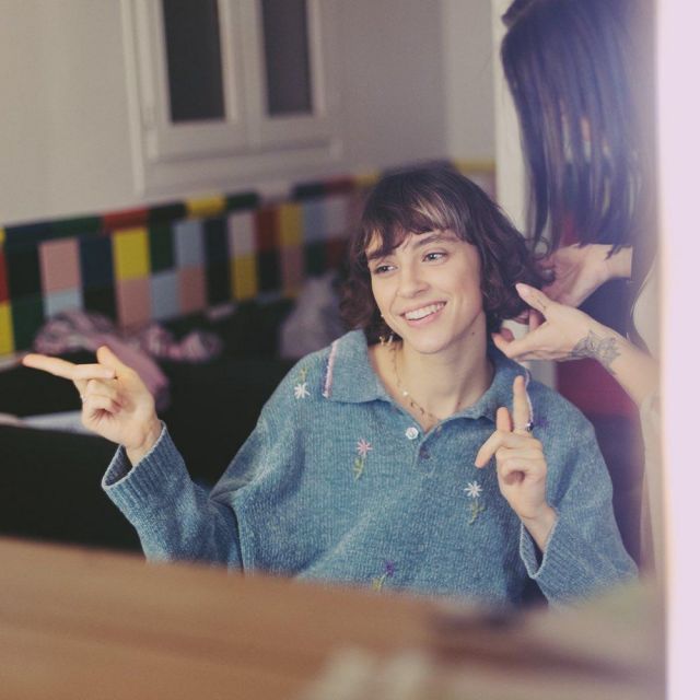 The sweater with flowers of Apple on his account Instagram ...