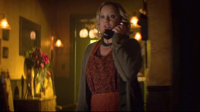 Delantal floral rojo usado por Hilda Spellman (Lucy Davis) en Chilling ...