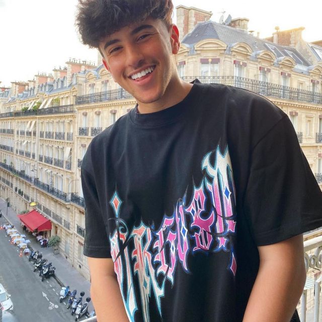 The t-shirt worn by Just Riadh on his account Instagram @justriadh ...