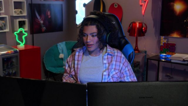 Chemise à carreaux en rose porté par Robyn Rook (Dior Goodjohn) comme ...