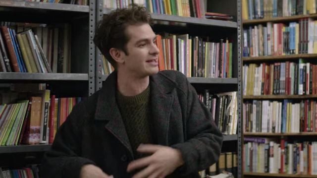 El abrigo que lleva Jon (Andrew Garfield) en la película Tick, Tick ...