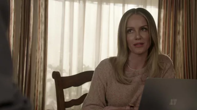 Suéter usado por Laura Fine-Baker (Monet Mazur) como se ve en el ...