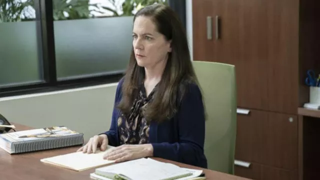 Chemisier imprimé Porté par Barbara (Martha Kelly) vu dans Hacks ...