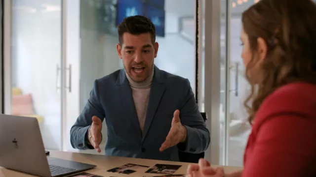 Chaqueta Blazer usada por Darcy Leeds (Matt Rogers) como se ve en los ...