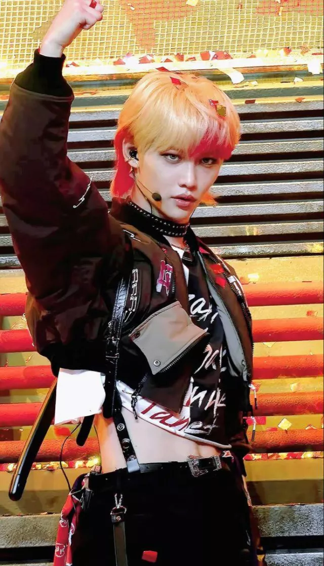 T-shirt imprimé en noir et blanc porté par Felix de Stray Kids pour une ...