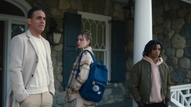 Mochila azul Herschel usada por Ellie Brannock (Isabel Gravitt) como se ...