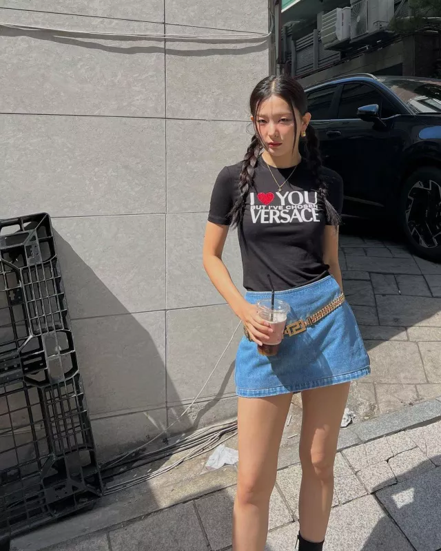 De gros cerceaux en or portés par Seulgi sur le compte Instagram de @hi ...