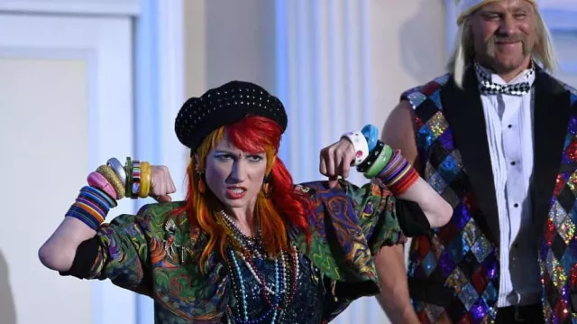 Chaqueta bolero con estampado verde usada por Cindy Lauper (Rebecca ...
