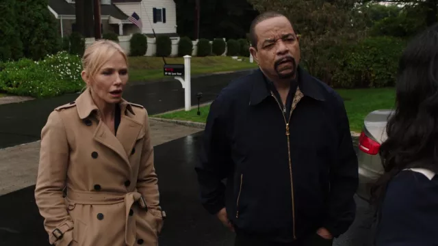 Camel Trench coat worn by Detective Amanda Rollins (Kelli Giddish) as ...