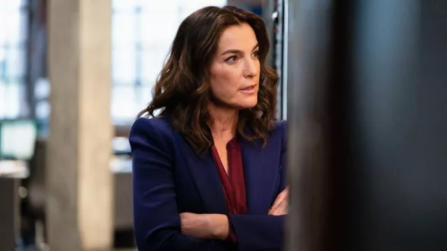 Chaqueta blazer azul usada por Tia Leonetti (Ayelet Zurer) como se ve ...