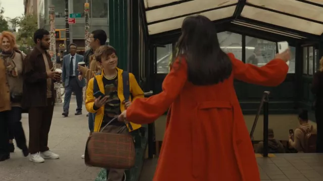 Bolso a cuadros usado por la Sra. Primm (Constance Wu) como se ve en la ...