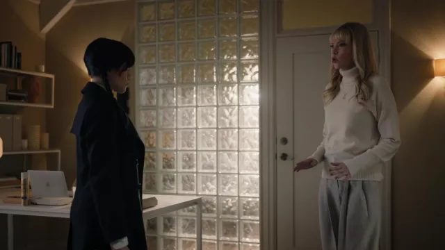 White Turtleneck Sweater in white worn by Dr. Valerie Kinbott (Riki ...