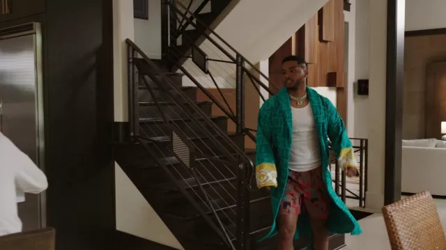 Bata verde de Versace usada por Anderson Fisher (Rome Flynn) como se ve ...