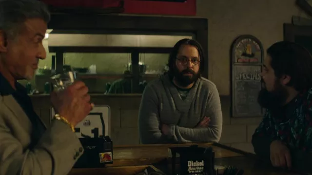 Suéter a rayas grises usado por Bodhi (Martin Starr) como se ve en los ...