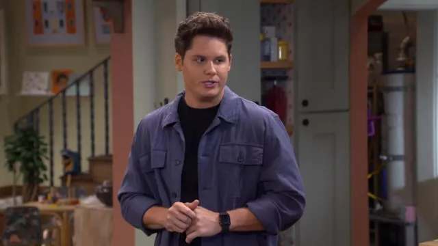 Surchemise violette portée par Quintin (Matt Shively) comme on le voit ...