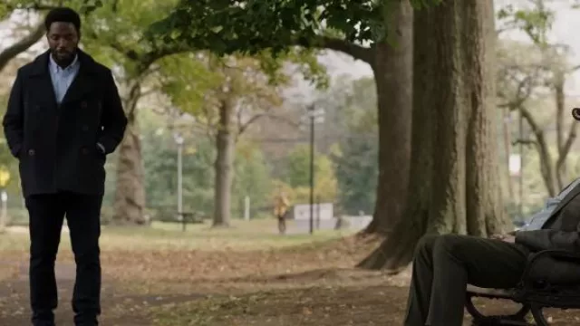 Abrigo usado por Nathan (Chinaza Uche) como se ve en los trajes de la ...