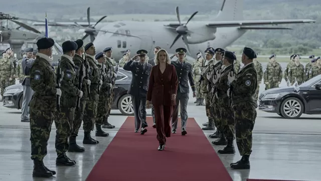 Veste et pantalon marron portés par Alena Kovac (Nina Hoss) comme on le voit dans Tom Clancy’s ...