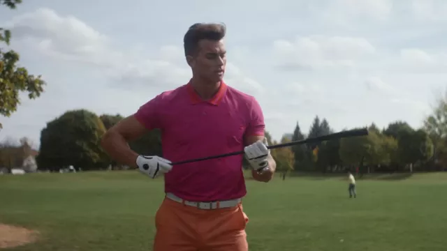 Le polo rose porté par The Man from Miami (Pierson Fodé) dans le film ...