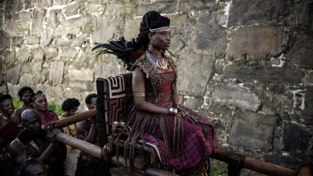 Collar de plastrón tribal usado por Njinga (Adele Oni) como se ve en ...