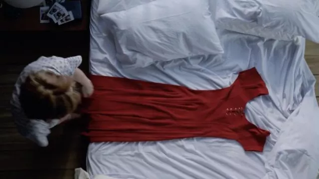 Red dress of Juliet Miller (Kerry Fox) in Shallow Grave movie | Spotern