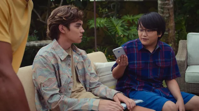 Chemise à carreaux à manches courtes portée par Brian Patrick Kamealoha ...