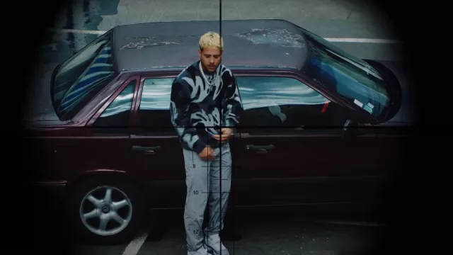 Pantalon gris de PLK dans PLK - Demain (Clip Officiel) | Spotern