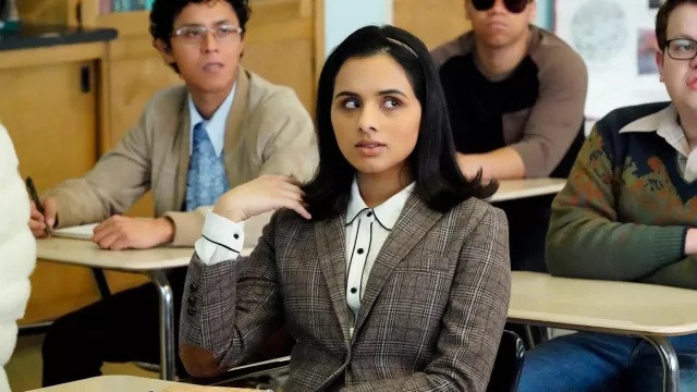 Veste blazer à carreaux portée par Sarika (Aparna Brielle) vue dans la ...