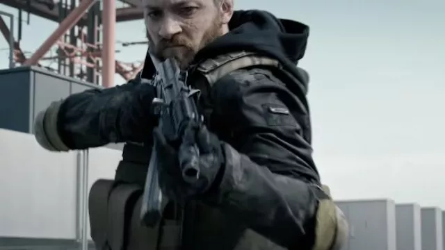 Chaqueta de campo usada por Zurab (Tornike Gogrichiani) como se ve en ...