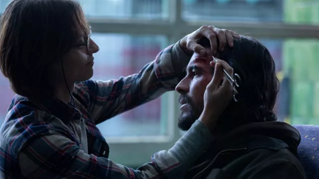 Chemise à carreaux portée par Michelle Jenner dans Bird Box Barcelona ...