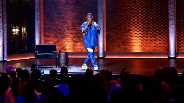 Set en cuir bleu et blanc porté par Tracy Morgan dans Takin' It Too Far ...