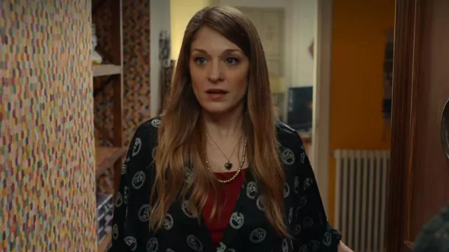 La chemise noire imprimée portée par Vero (Meritxell Calvo) dans la ...