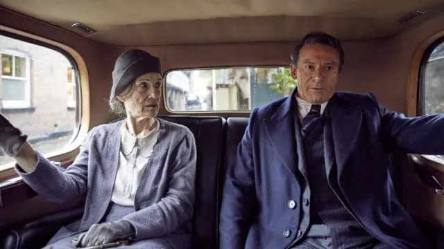 Sombrero gris usado por Elsie Leach (Harriet Walter) como se ve en ...