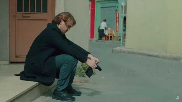 Black sneakers worn by Mert Karadag (Aras Bulut İynemli) in Inside TV ...
