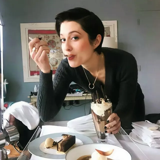 Necklace worn by Mary Elizabeth Winstead on her Instagram account @mary ...