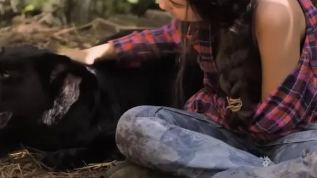 La chemise à carreaux portée par Autumn Edison (Lumi Pollack) dans le ...