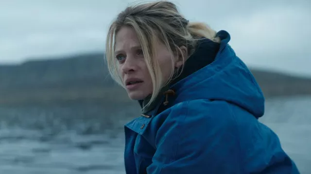 The blue down jacket worn by Laura (Mélanie Thierry) in the film ...