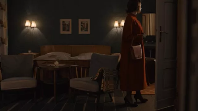 Red coat of Hannah Kahnwald (Maja Schöne) in Dark (S03E04) | Spotern