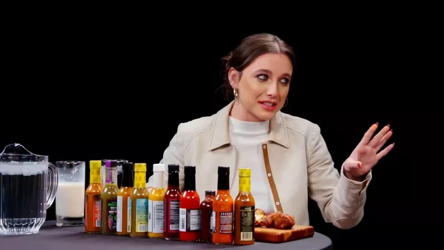 Veste beige portée par Emma Chamberlain vue dans Hot Ones en mars 2024 ...