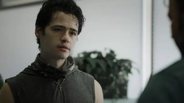 Atuendos de la película The Keeper: Michael Maclane usa una blusa sin ...