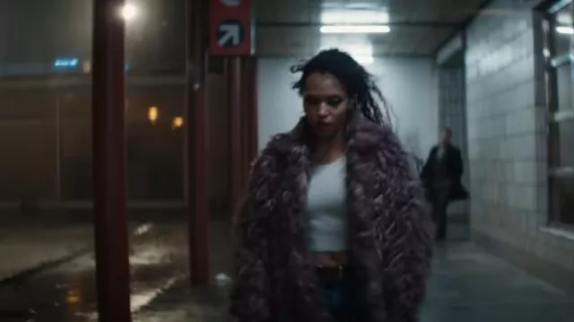 Tenues du film The Crow : FKA twigs porte une veste en fourrure rose ...