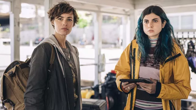 Les looks de Sous la Seine : Mika (Léa Léviant) porte un manteau zippé ...