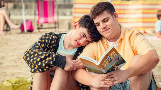 Heartstopper TV show : Charlie Spring (Joe Locke) porte un cardigan ...