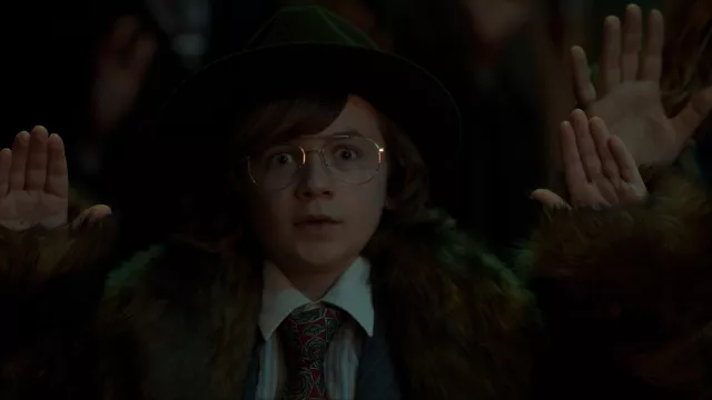 Vestuario de Time Bandits: Kevin (Kal-El Tuck) lleva un abrigo de piel ...