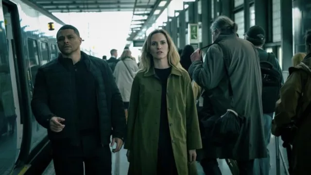 Wardrobe : Emma Flyte (Ruth Bradley) porte un trench-coat vert dans l ...